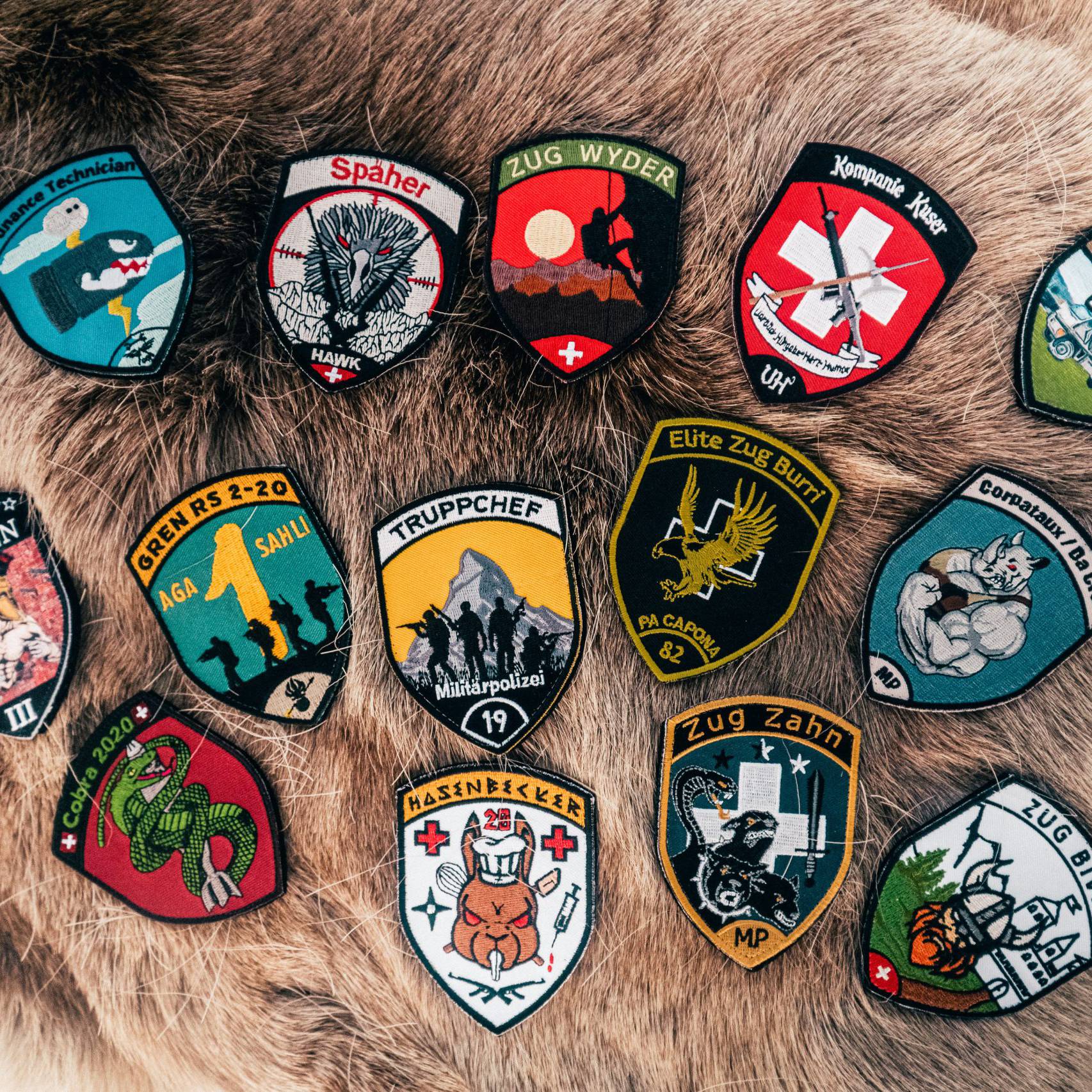 Bestelle personalisierte Badges und Bekleidung | Swissbadge Bestelle personalisierte Badges und Bekleidung | Swissbadge